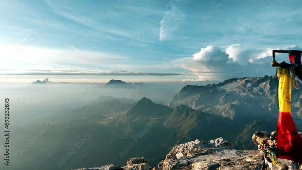 Il drone decolla a fianco della croce ricoperta da bandiere e stendardi ...