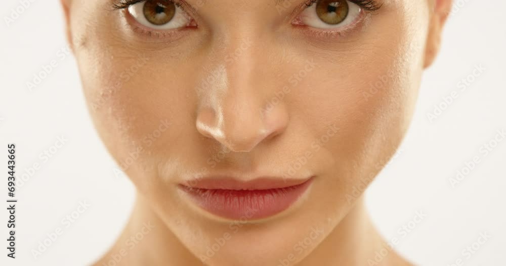 Vidéo Stock Close up of a beautiful girl's face, focusing on her eyes ...