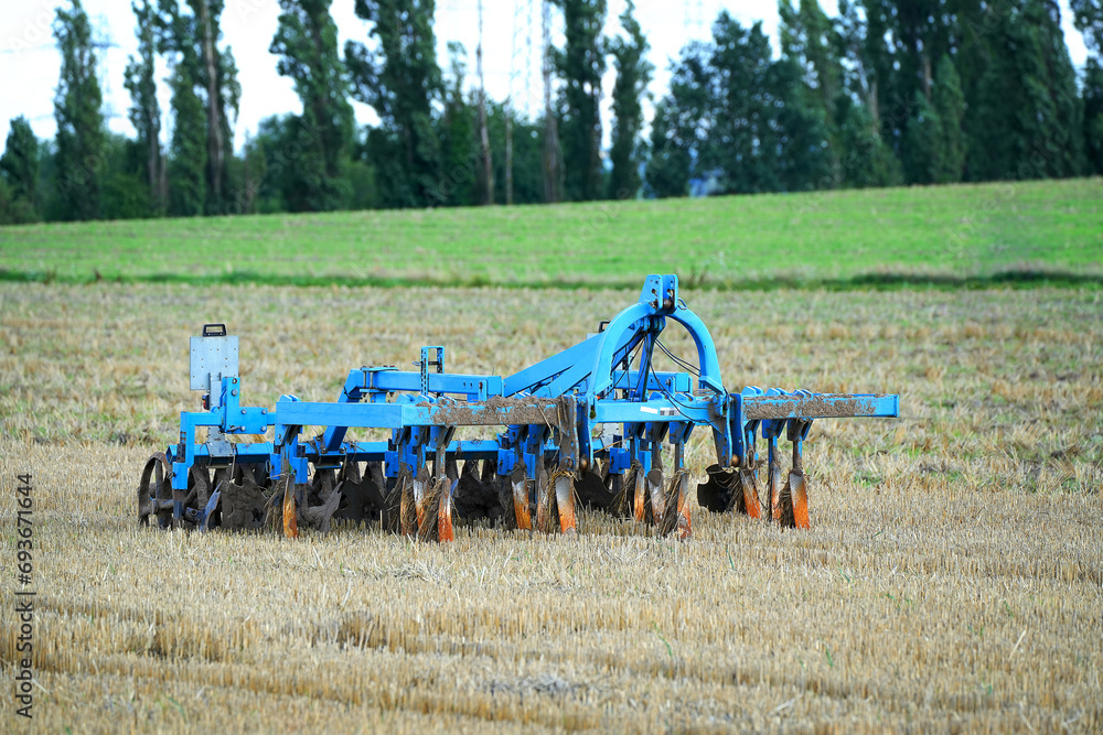 Cultivator plough, Used machine Large spring tine harrow, Short disc ...