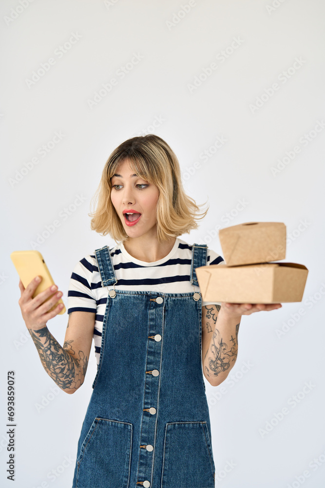 Surprised young woman, girl customer with wow face holding smartphone ...