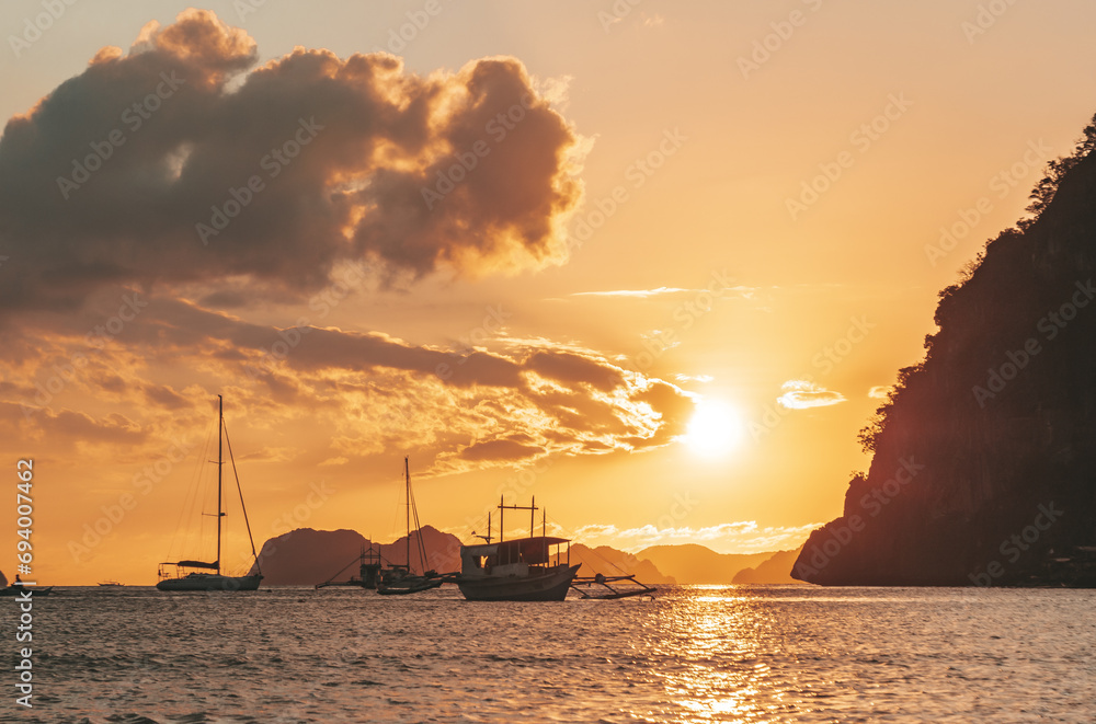 Traditional philippine boats bangka at sunset time. Beautiful sunset ...