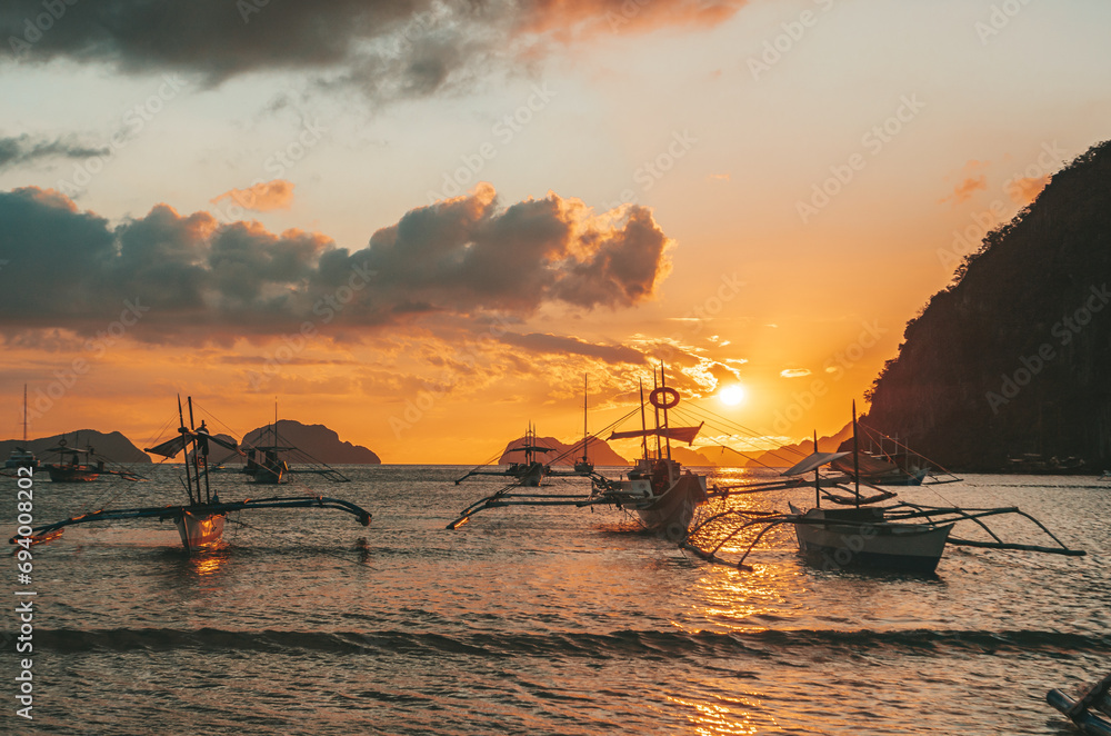 Traditional philippine boats bangka at sunset time. Beautiful sunset ...