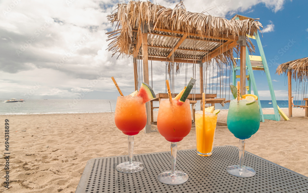 Cocktails sur la plage du Carbet à La Martinique, mer des Caraïbes ...