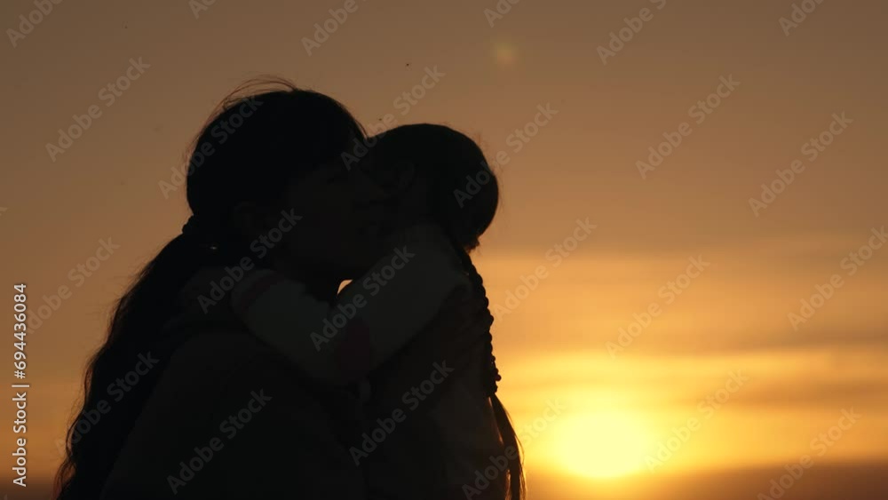 Vidéo Stock Joyful hugs of baby and mother in park, sunset. Carefree ...