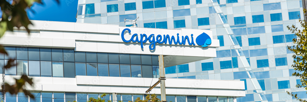 Foto de Capgemini logo on the headquarters building near Paris, France ...
