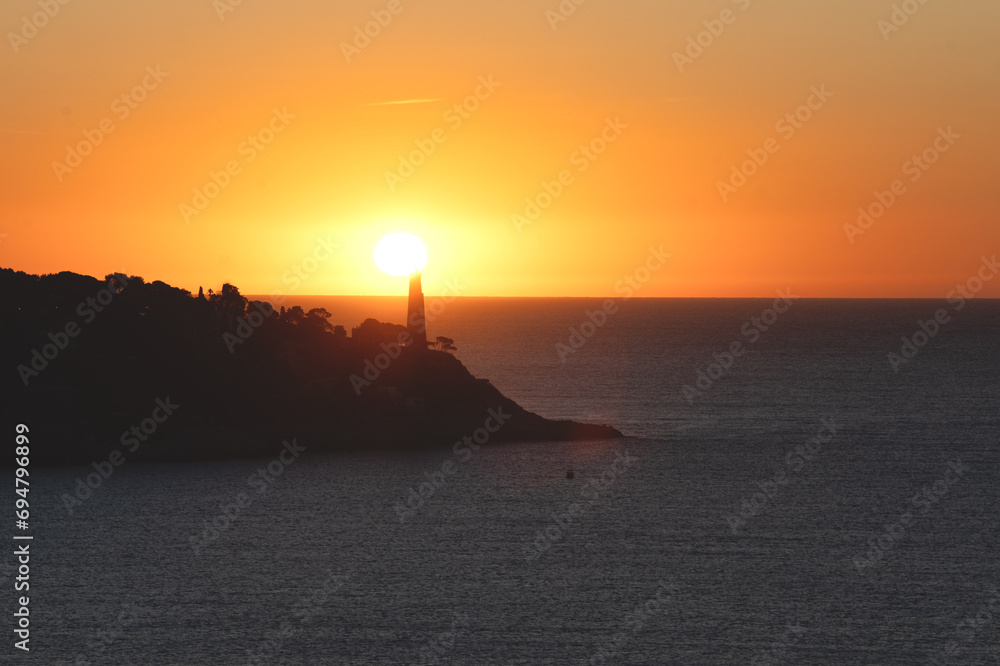 Coucher de soleil en bord de mer sur le phare de la presqu'île du Cap ...