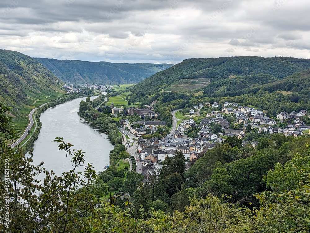 Fantastischer Panorama Blick von oben auf den deutschen Fluss Mosel und ...