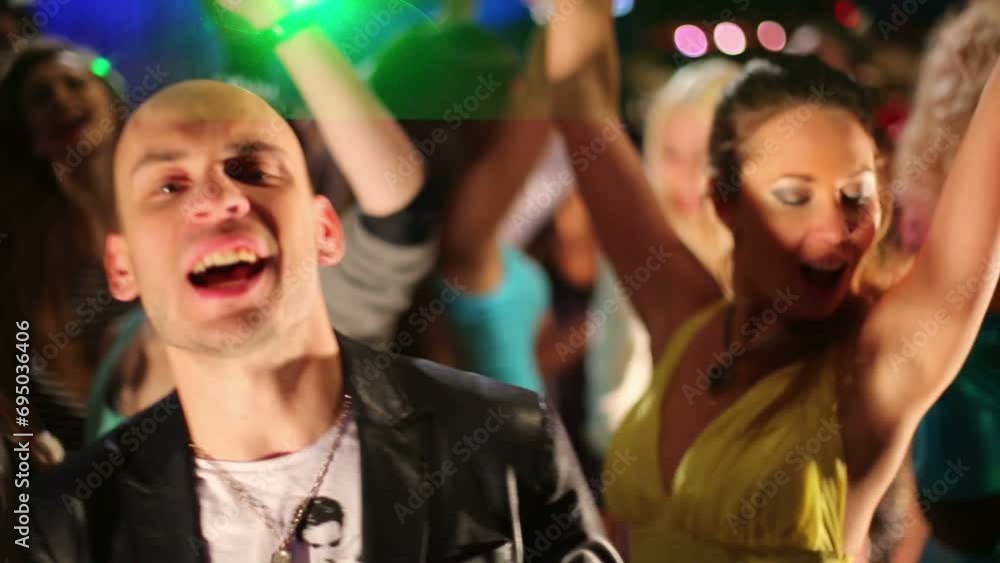 Vidéo Stock Eight people dance at night club. Guy with girl dance in ...