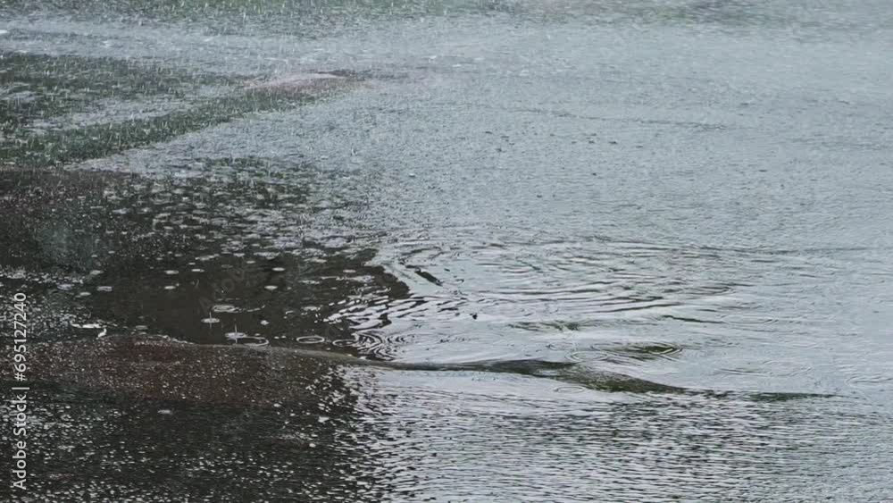 Vidéo Stock car drives into a puddle of water splashing around. slow ...
