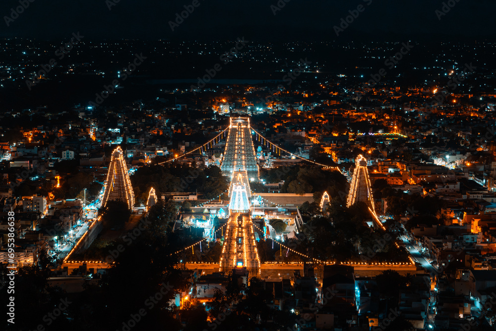 Arunachalesvara Temple in Tiruvannamalai city, Tamil Nadu, India, night ...