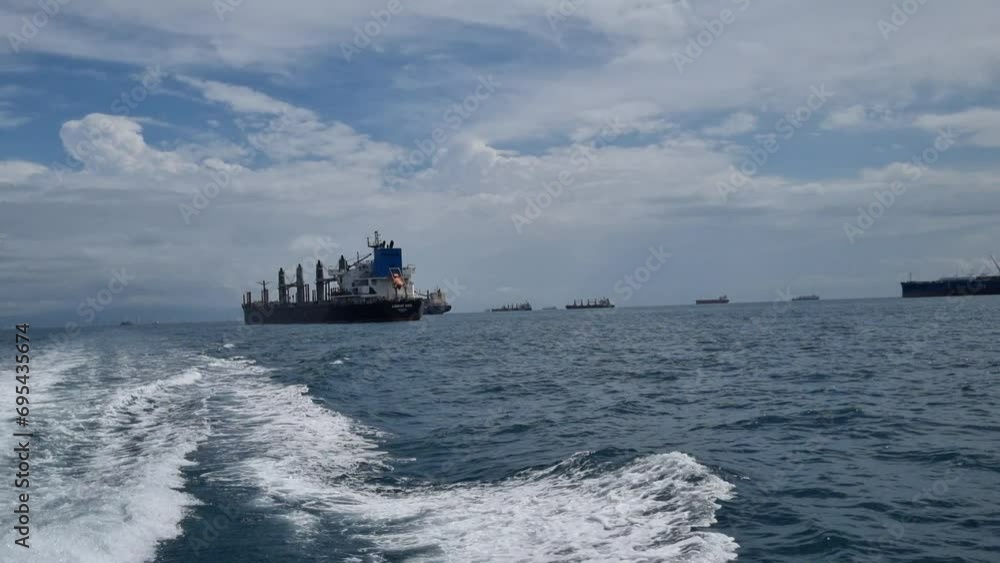 Bahia de panama. barcos y buques atracados a la espera de cruzar el ...