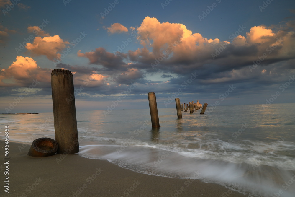 Foto de Inclined Column Beach, scenery view of the concrete columns ...