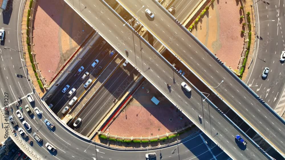 Vidéo Stock An innovative interchange combines a circular roundabout ...