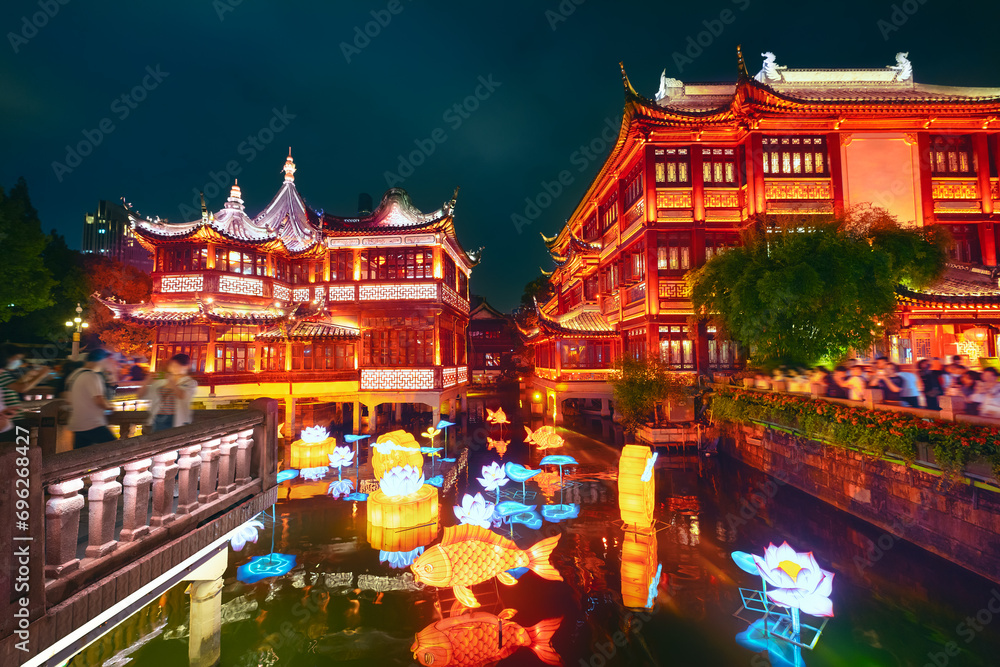Night Market of Yu Yuan Gardens with his lake decorated for the Chinese ...