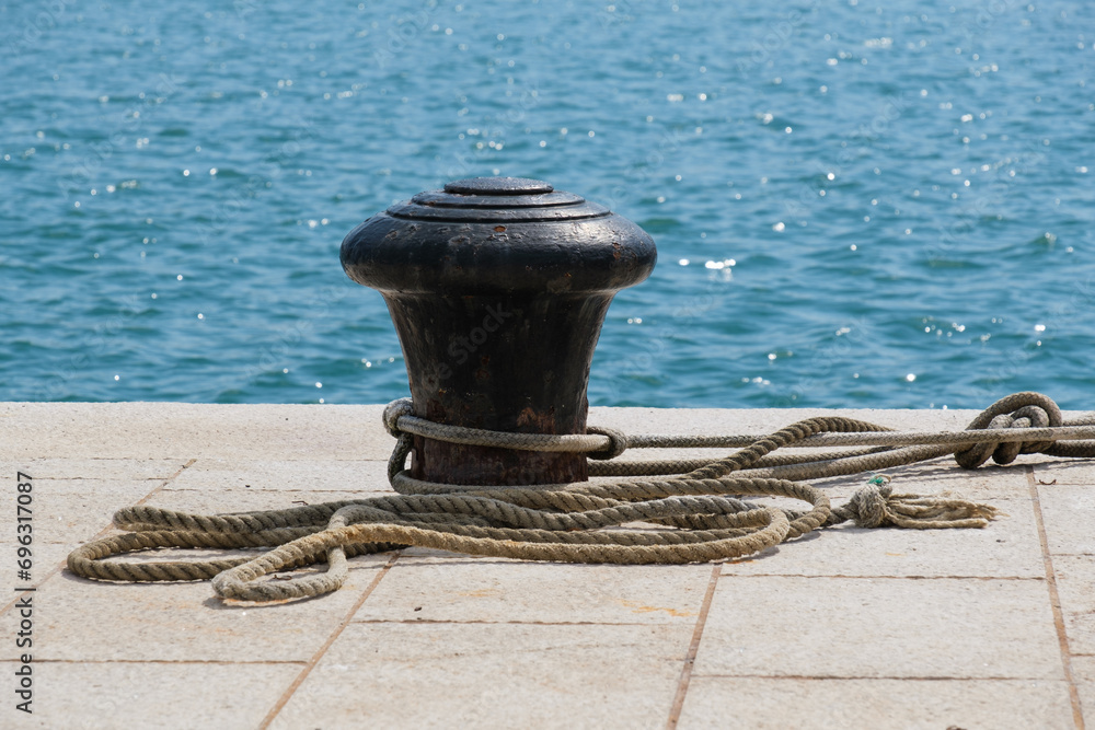 Stahl-Poller mit Seilen in einem Hafen (harbour - mooring bollard ...