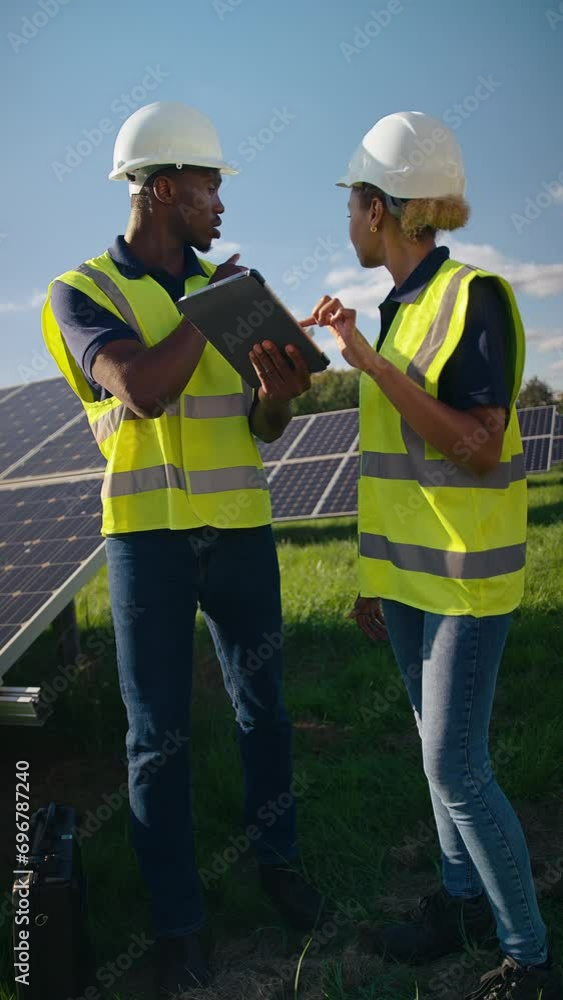 Video „Vertical video of male and female engineers wearing hard hats ...