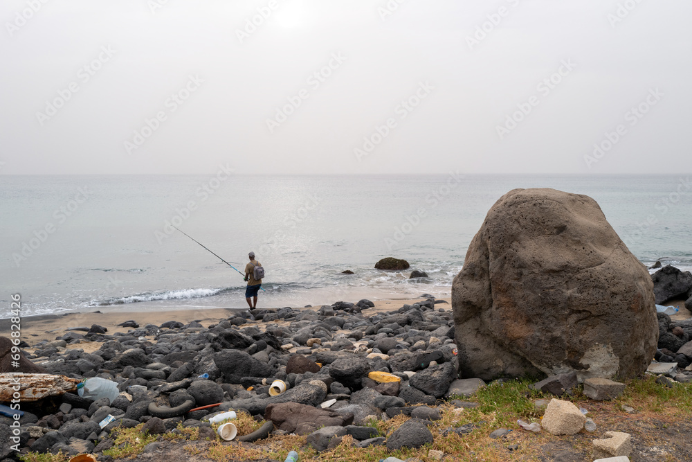 pêcheurs à la ligne sur une plage d ela ville de Dakar au Sénégal en ...