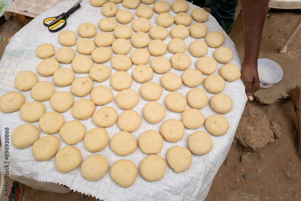 des beignets africains en fabrication dans une rue africaine Stock ...