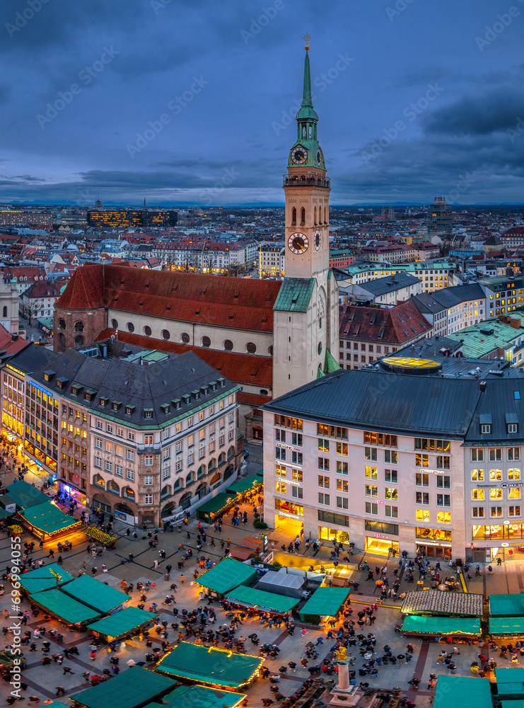 Blick vom Neuen Rathaus auf den Marienplatz und die Kirche St. Peter ...
