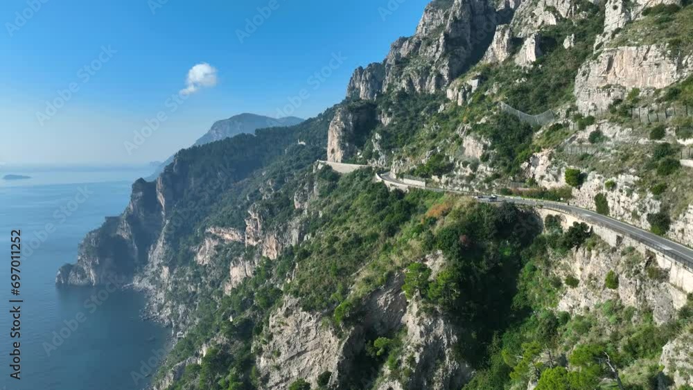 Strada Panoramica della Costiera Amalfitana. Vista aerea delle auto che ...