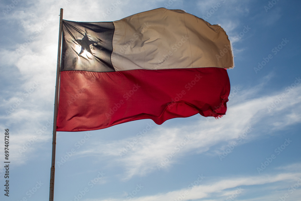 bandeira do Chile ao fundo o sol encoberto pela estrela da bandeira e o ...