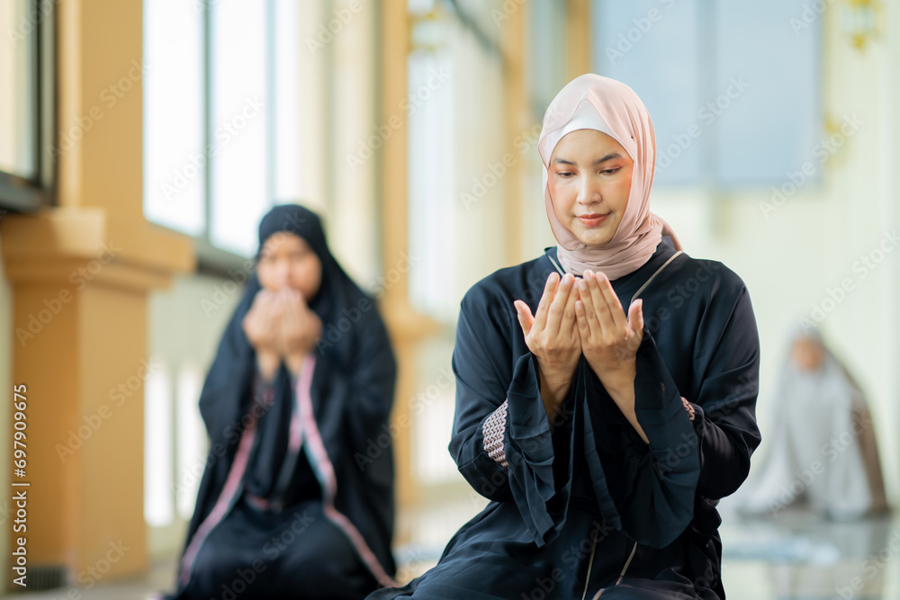 Foto de Many groups of Asian Muslim women in the Islamic religion in ...
