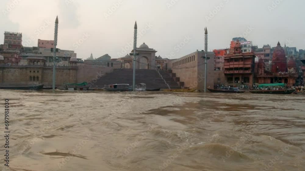 Vidéo Stock Cinematic Ganges still calm muddy brown River cruise chowk ...