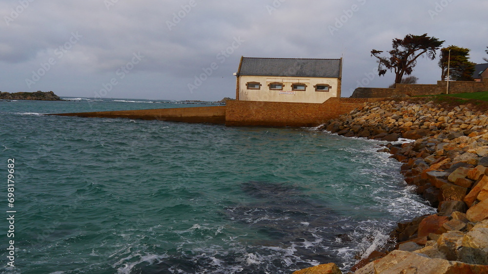Promenade au bord de la mer, en Bretagne, sous un temps venteux et ciel ...