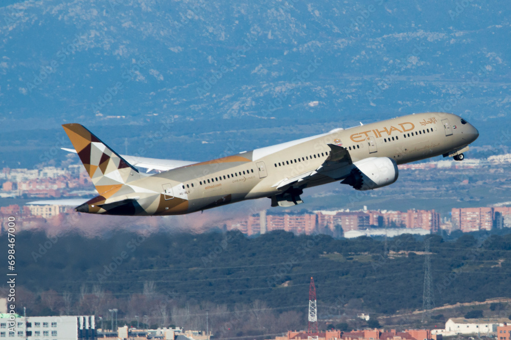 Avión de línea Boeing 787 de la aerolínea Etihad despegando Stock Photo ...