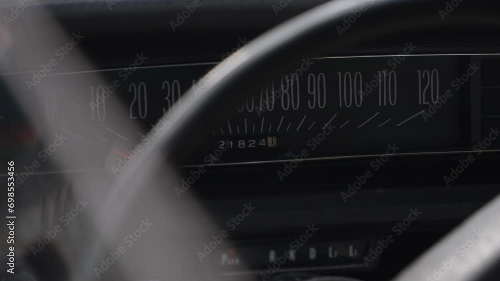 Vidéo Stock Speedometer of old car inside cabin and reflections of ...
