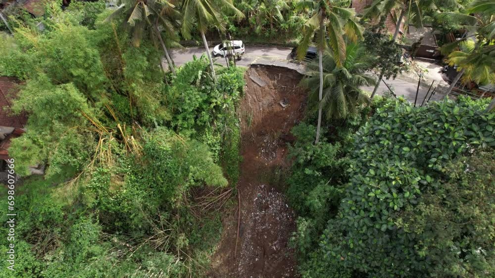 Vidéo Stock Ground move down at slope of small ravine, edge of road ...