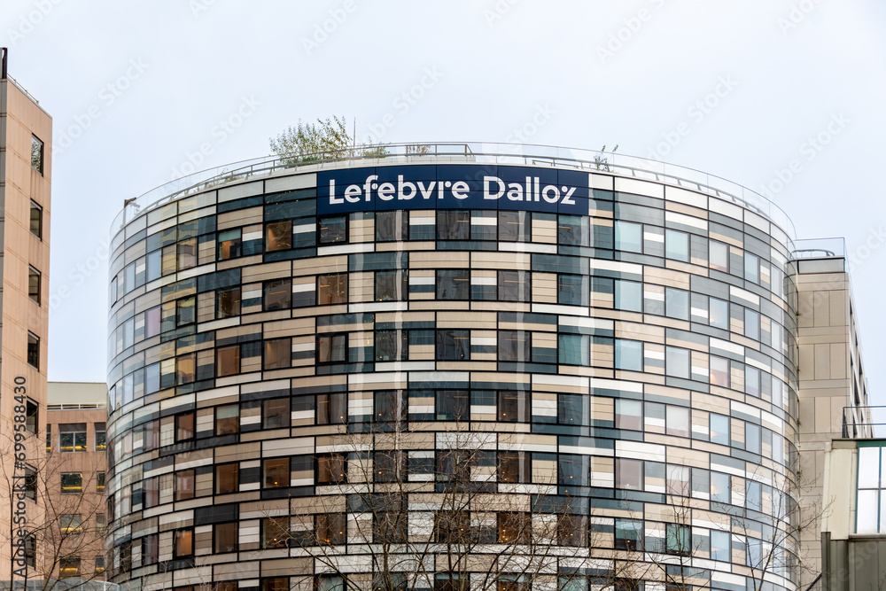 Courbevoie, France - 20 décembre 2023: Vue extérieure de la tour ...