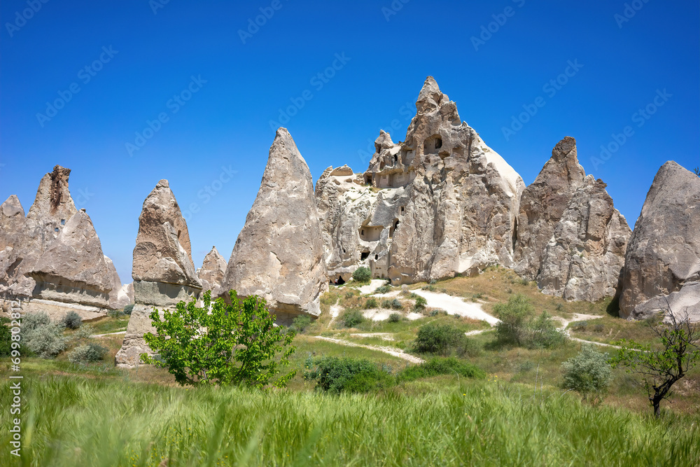 Foto de Between Earth and Sky. The iconic fairy chimneys of Cappadocia ...
