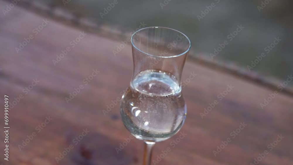 Destilado de uva, pisco, aguardiente de uva, bebida del Perú vídeo do ...