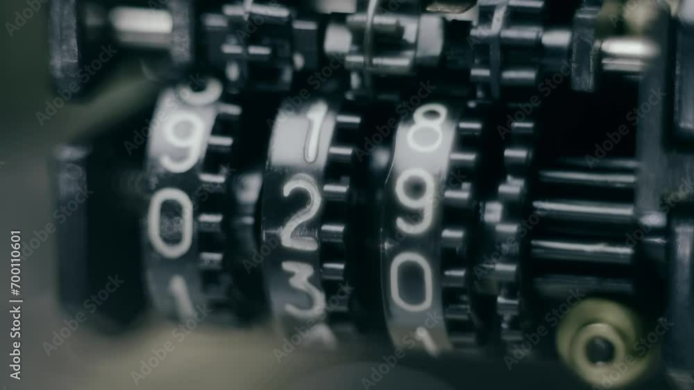 Vidéo Stock The tape counter of an old tape recorder rotates quickly ...