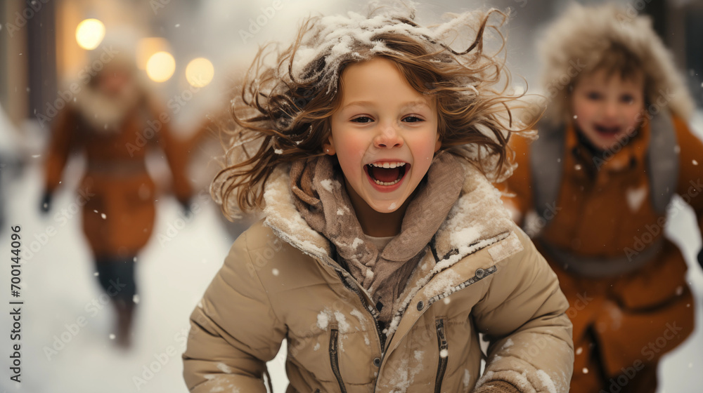 Kinder rennen lachend durch den Schnee Kind lacht in die Kamera Stock ...