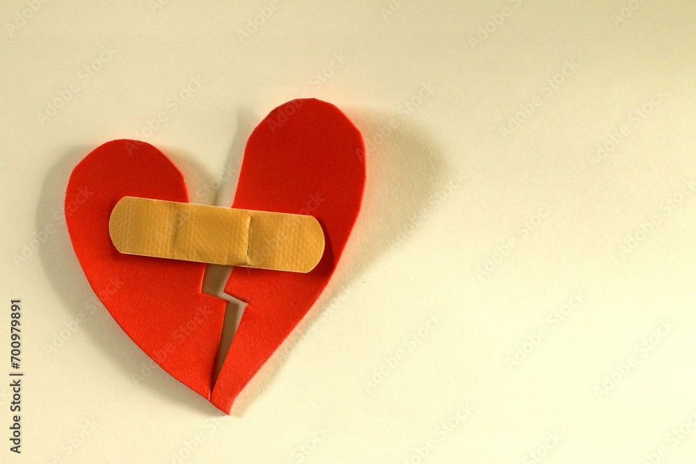 corazon rojo roto sobre fondo blanco recompuesto y curado por una ...