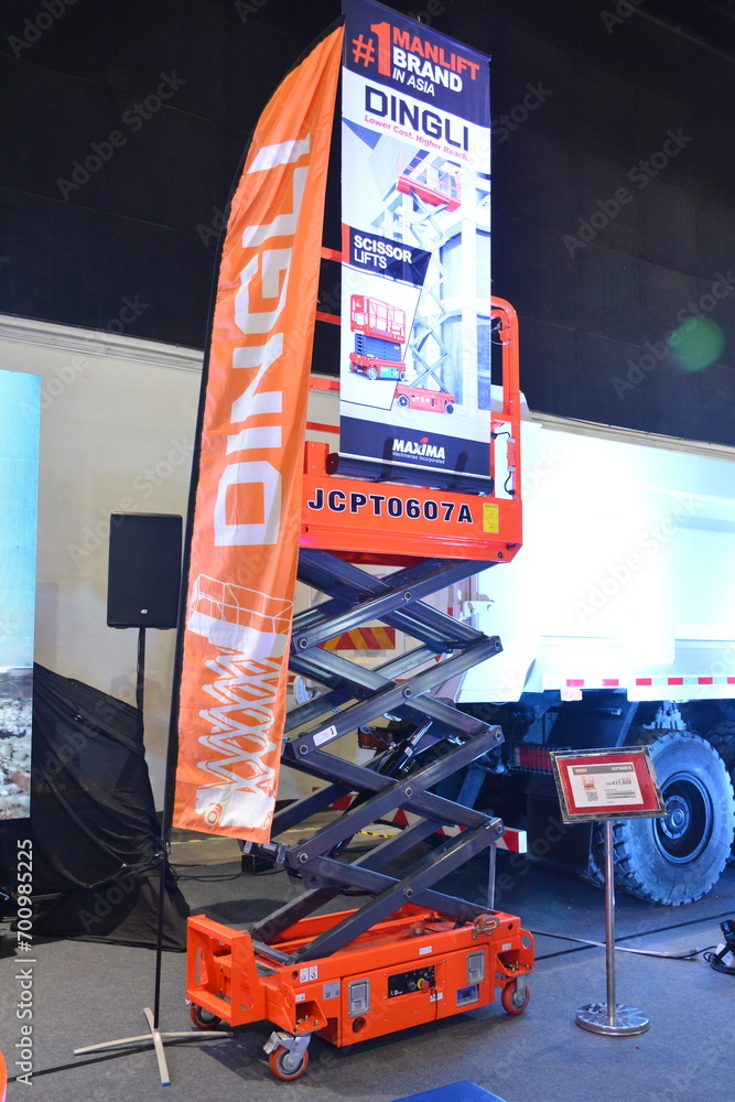 Dingli scissor lift at Philconstruct in Pasay, Philippines Stock Photo ...