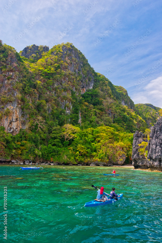 Foto de PALAWAN, PHILIPPINES - DECEMBER 21, 2023: Blue lagoon tropical ...