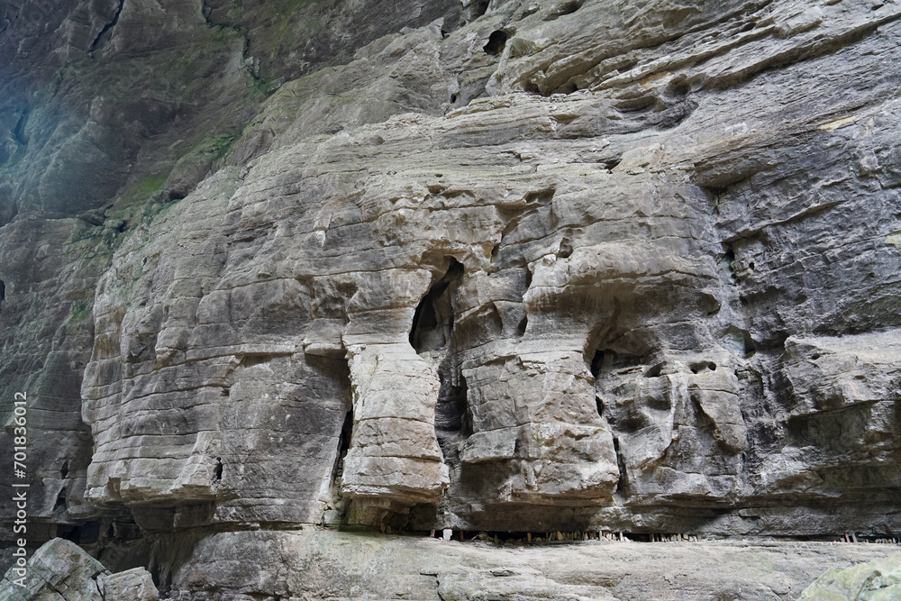 Looks like an elephant bulge on the wall below the Tianlong Bridge ...