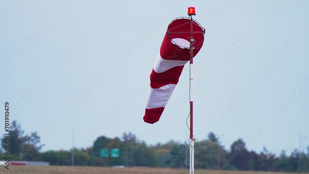 Vidéo Stock Windsock flutters in strong windstorm showing wind ...