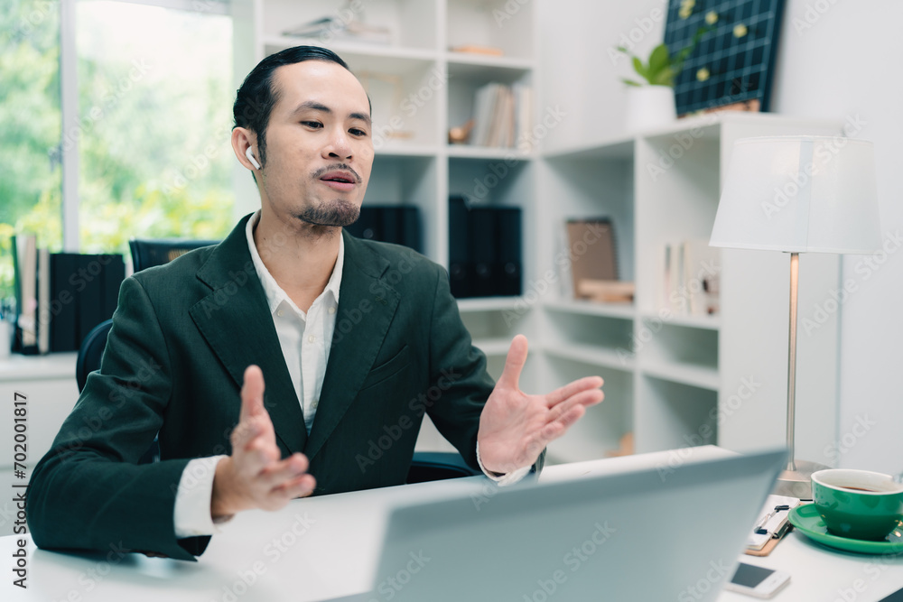 Presentation of business man in a meeting, teamwork planning and ...