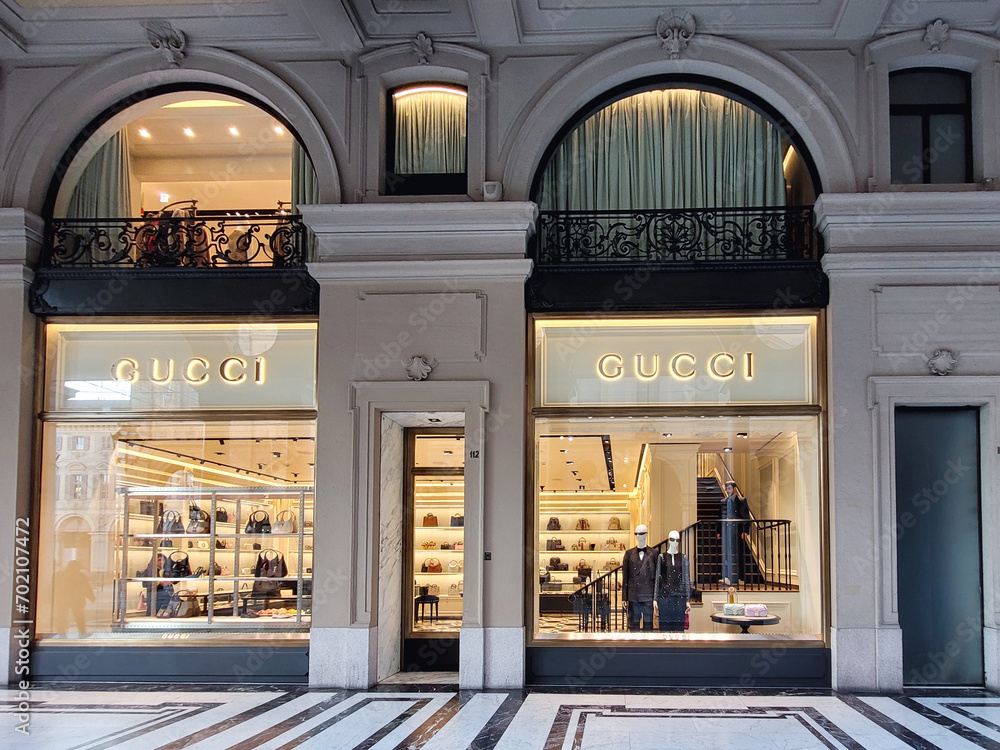 Une boutique de la marque de luxe Gucci à Turin en Italie Stock Photo ...