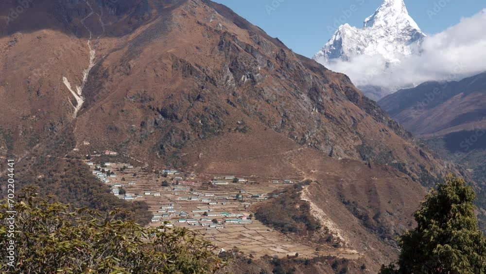 Vidéo Stock Sherpa settlement on mountainside in Himalayas. Village ...