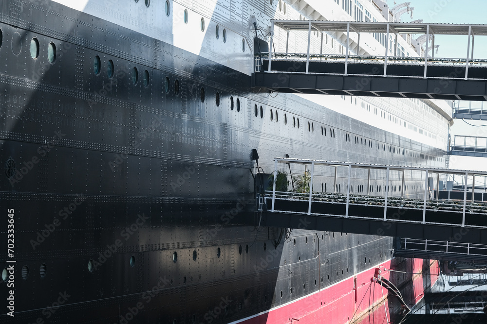 Foto de Partial view of superstructure and hull of famous tourist ...
