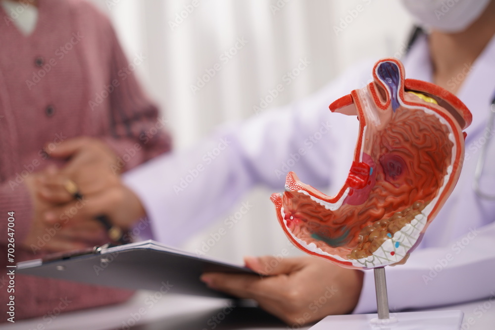 An Asian female doctor examined gastritis and found cancer in the ...