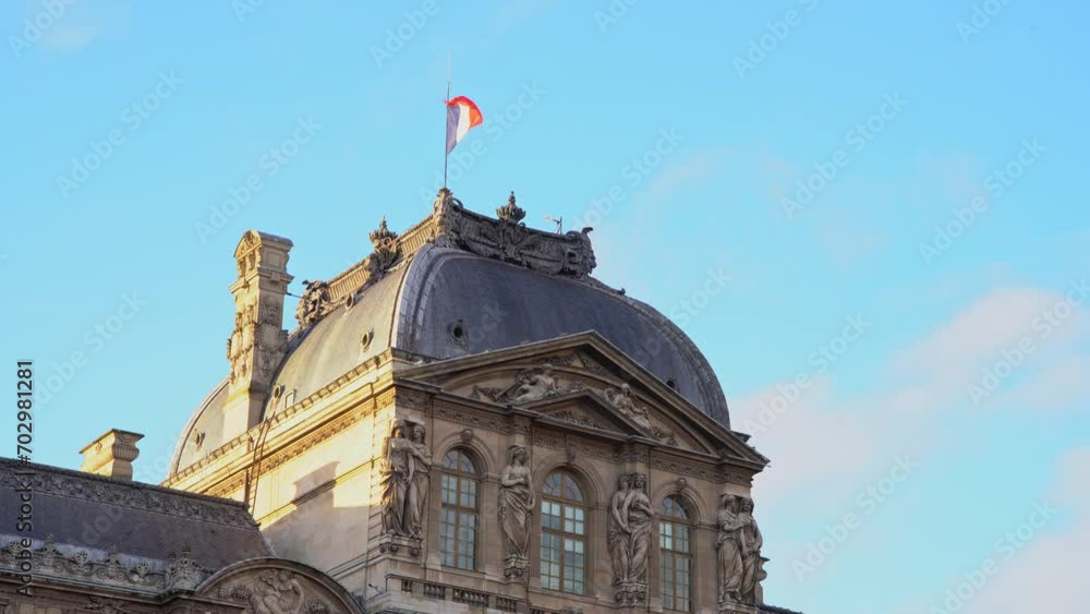 Drapeau français tricolore flottant au vent sur un monument de Paris ...