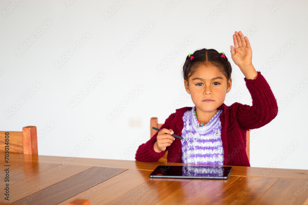 Una niña campesina en el aula conectada en Tablet, educación rural ...