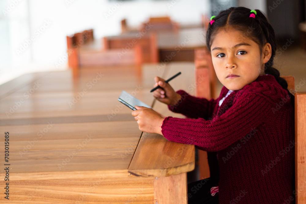 Una niña campesina en el aula conectada en Tablet, educación rural ...