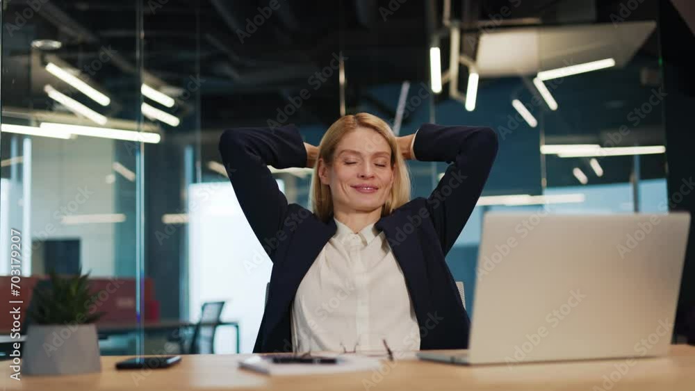 Vidéo Stock Happy satisfied caucasian business woman relax sit at ...